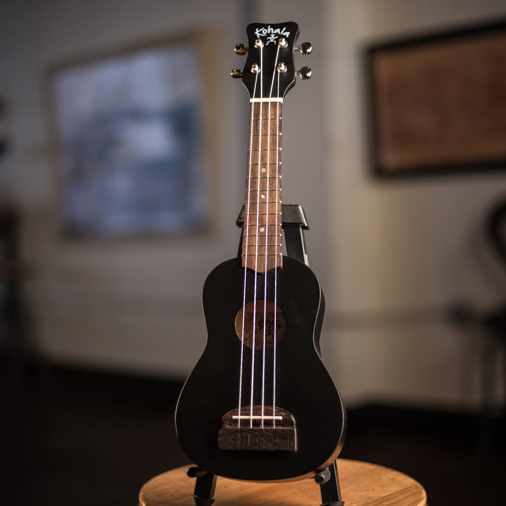 Kohala Tiki Ukulele, Soprano, Black – a-schwab